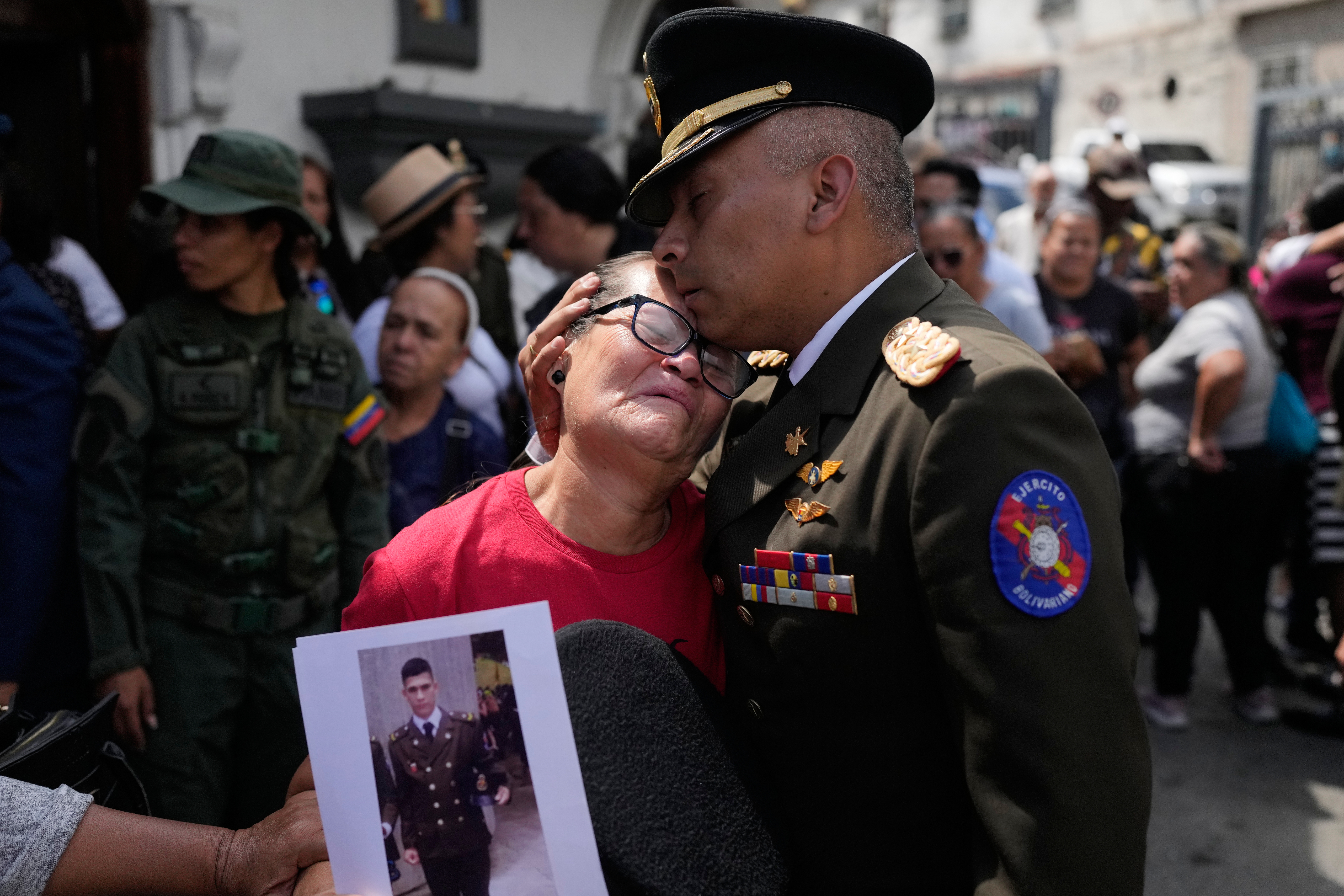 Photos show Venezuelans mourning loved ones killed during US operation ...
