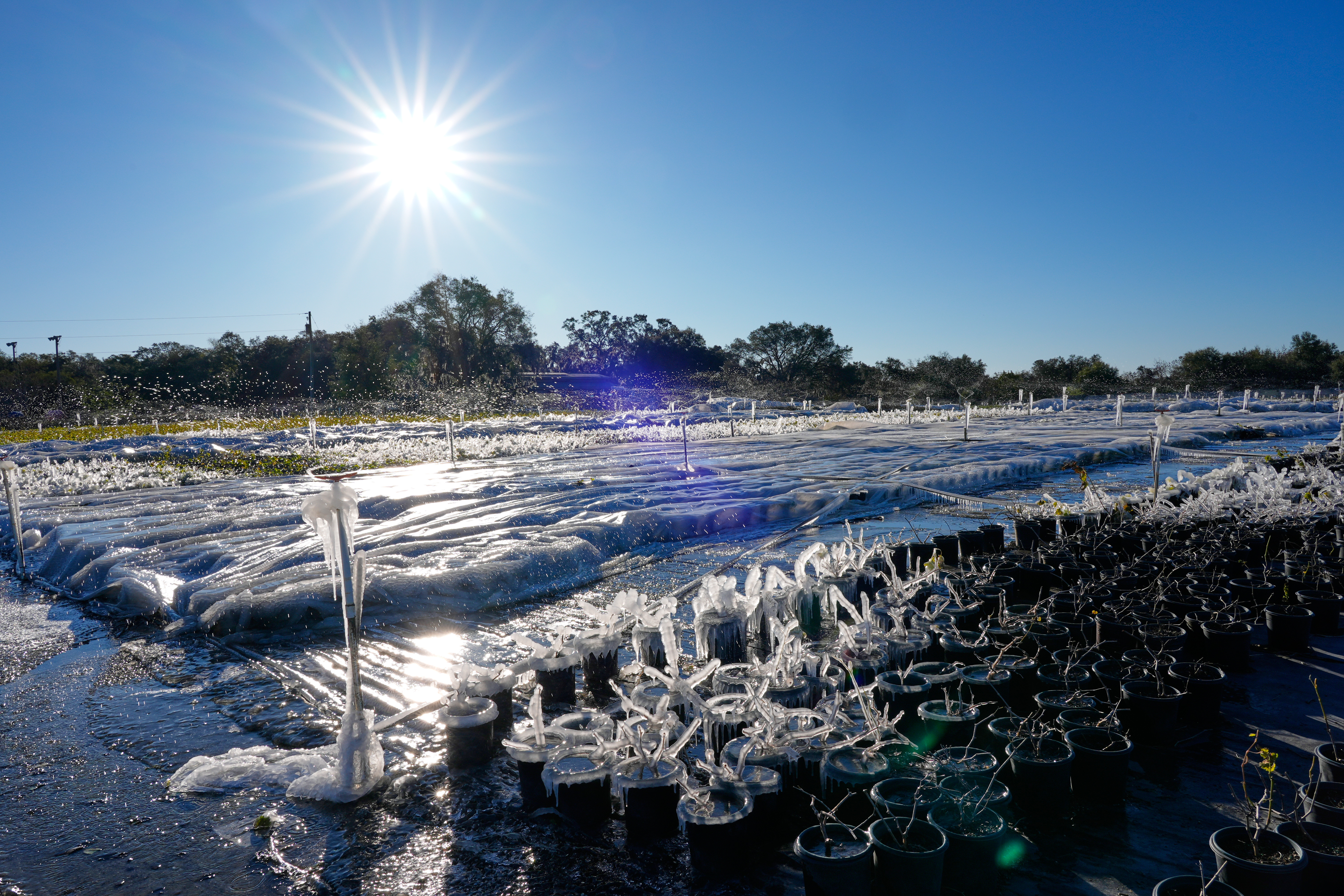 More winter weather leads to heavy snow, canceled flights and, in ...