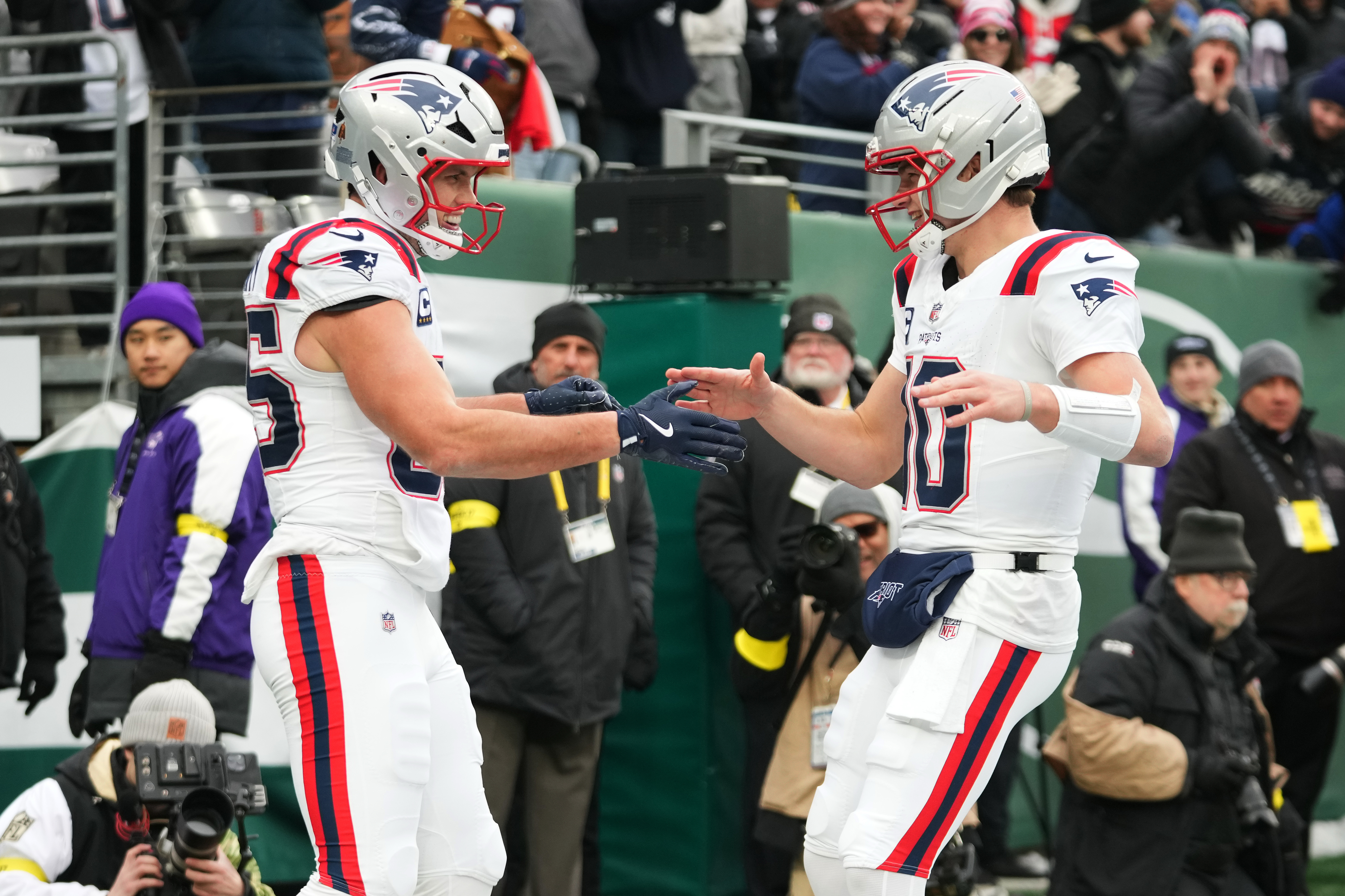 Drake Maye throws career-high 5 TDs and Patriots overwhelm Jets 42-10 ...