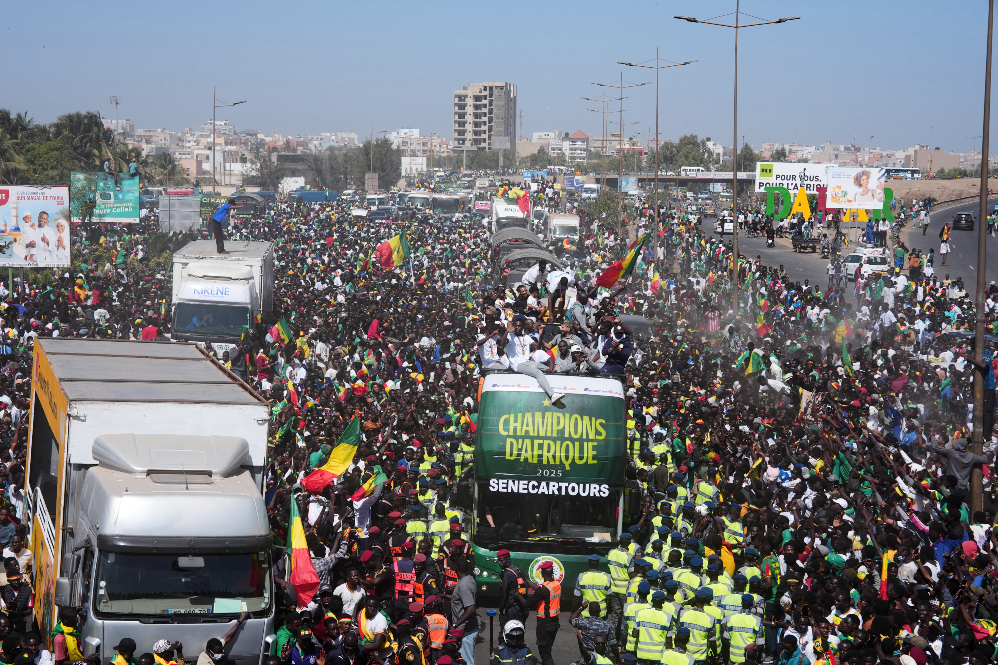 Senegal President greets team as triumphant players receive heroes ...