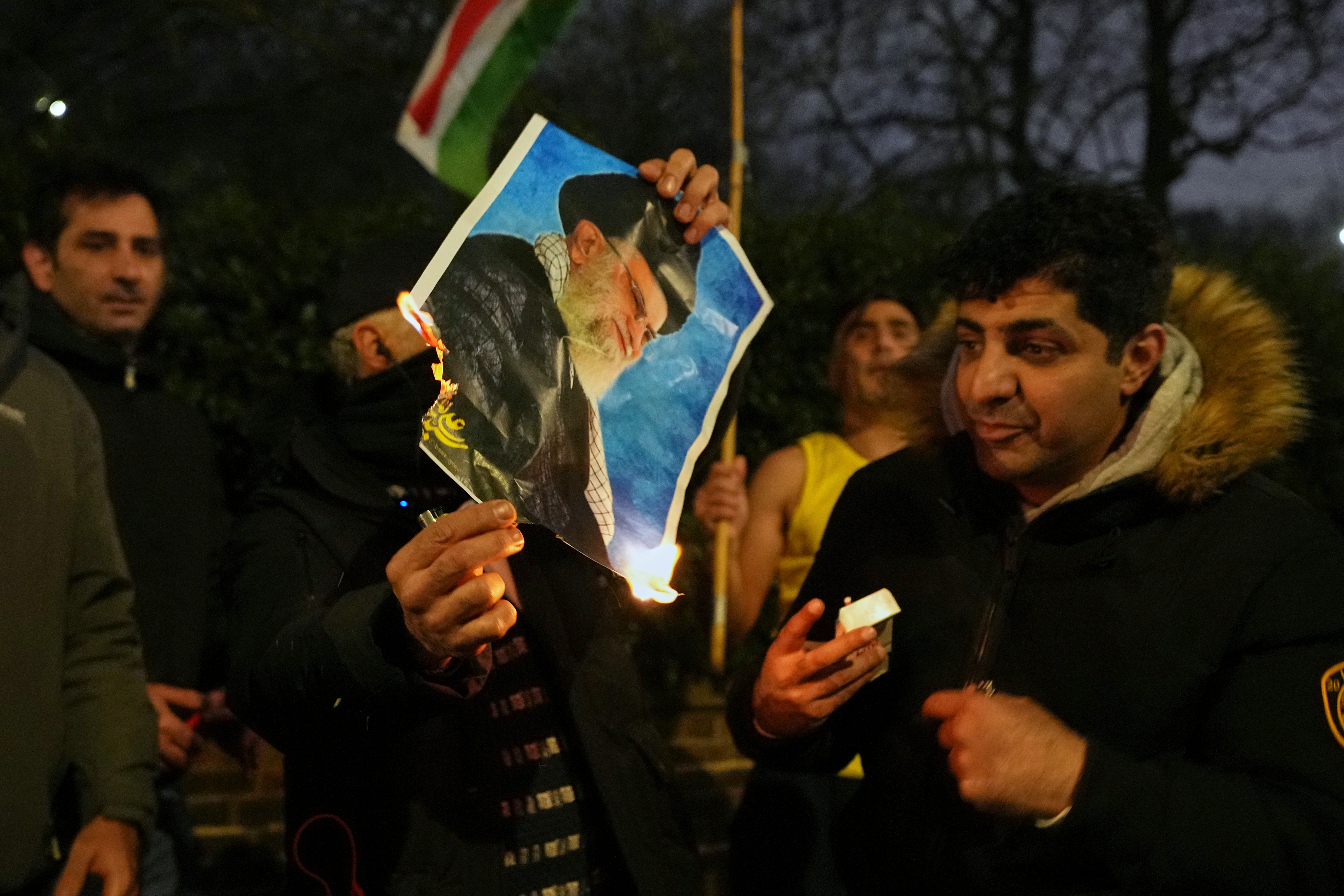 People rally around the world in support of protests in Iran, in photos ...