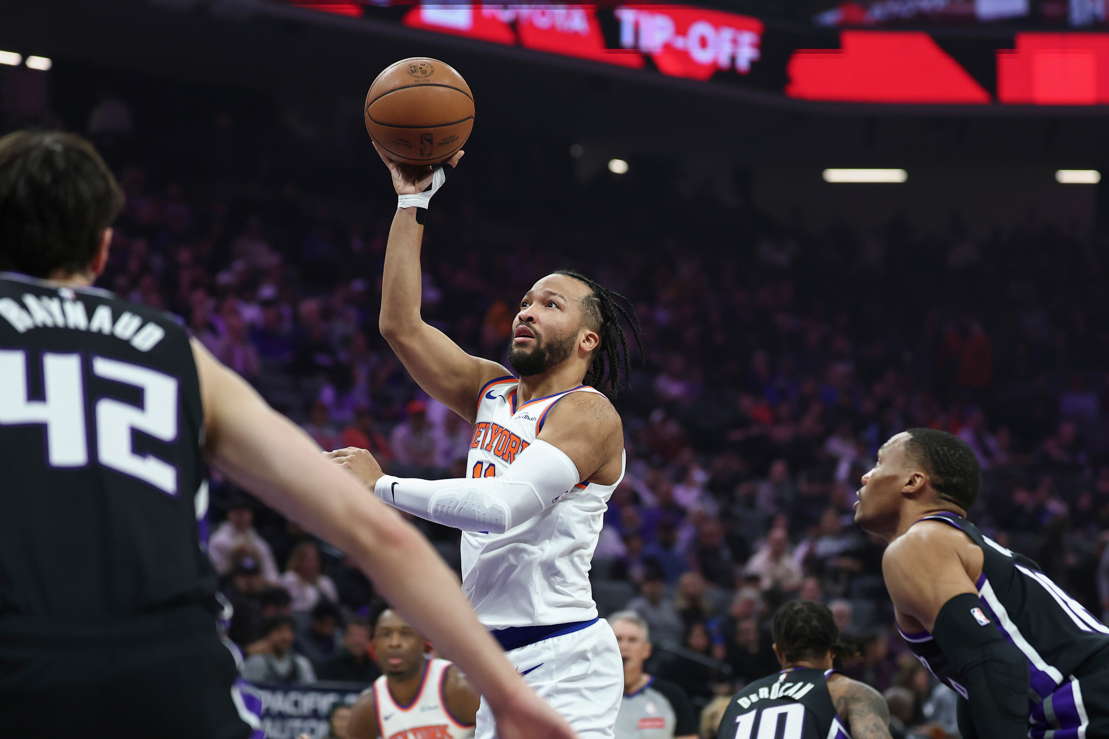 Jalen Brunson leaves Knicks' game in Sacramento after hurting right ...