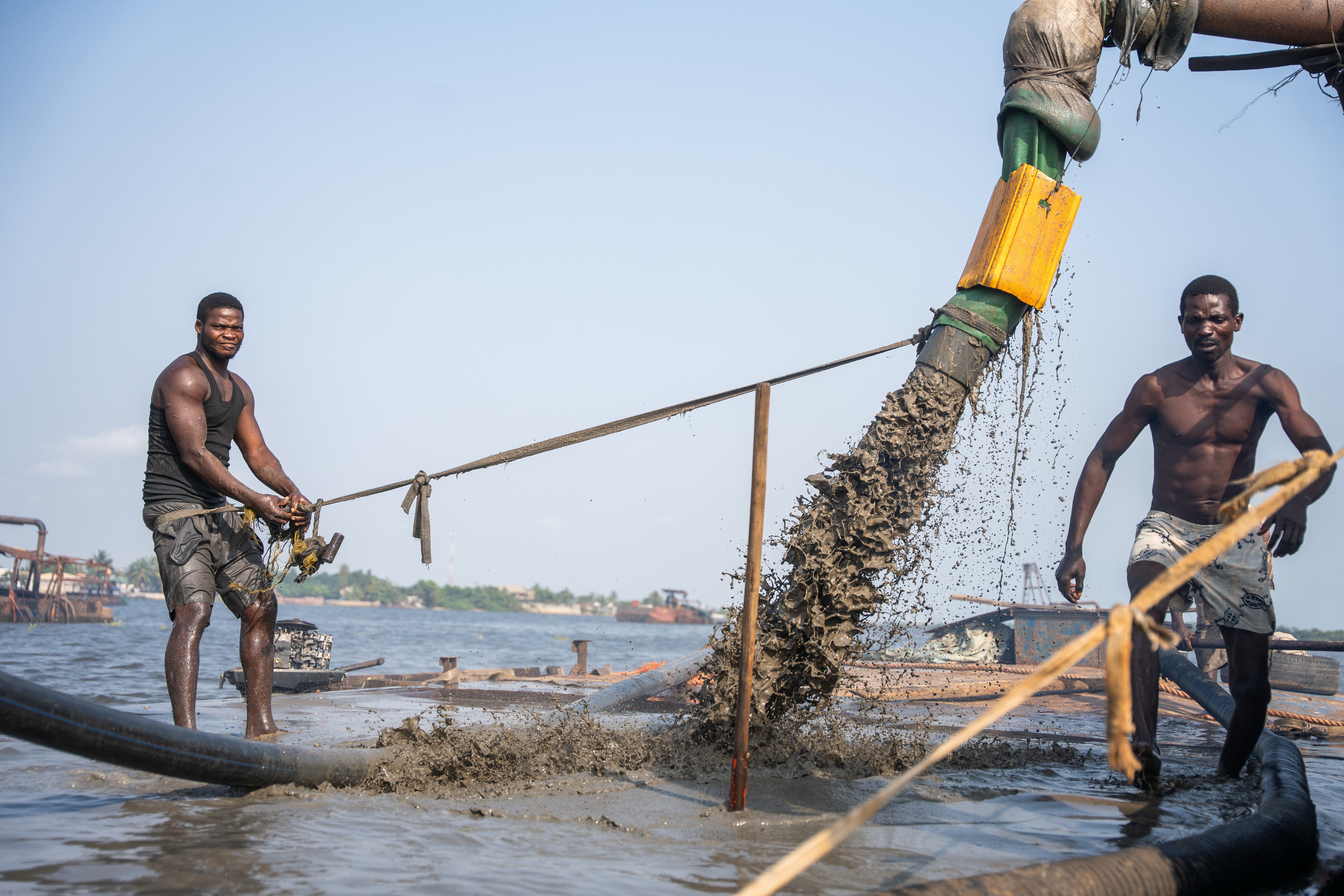 Photos of Nigerian sand dredgers reshaping Lagos' coastline, one bucket ...