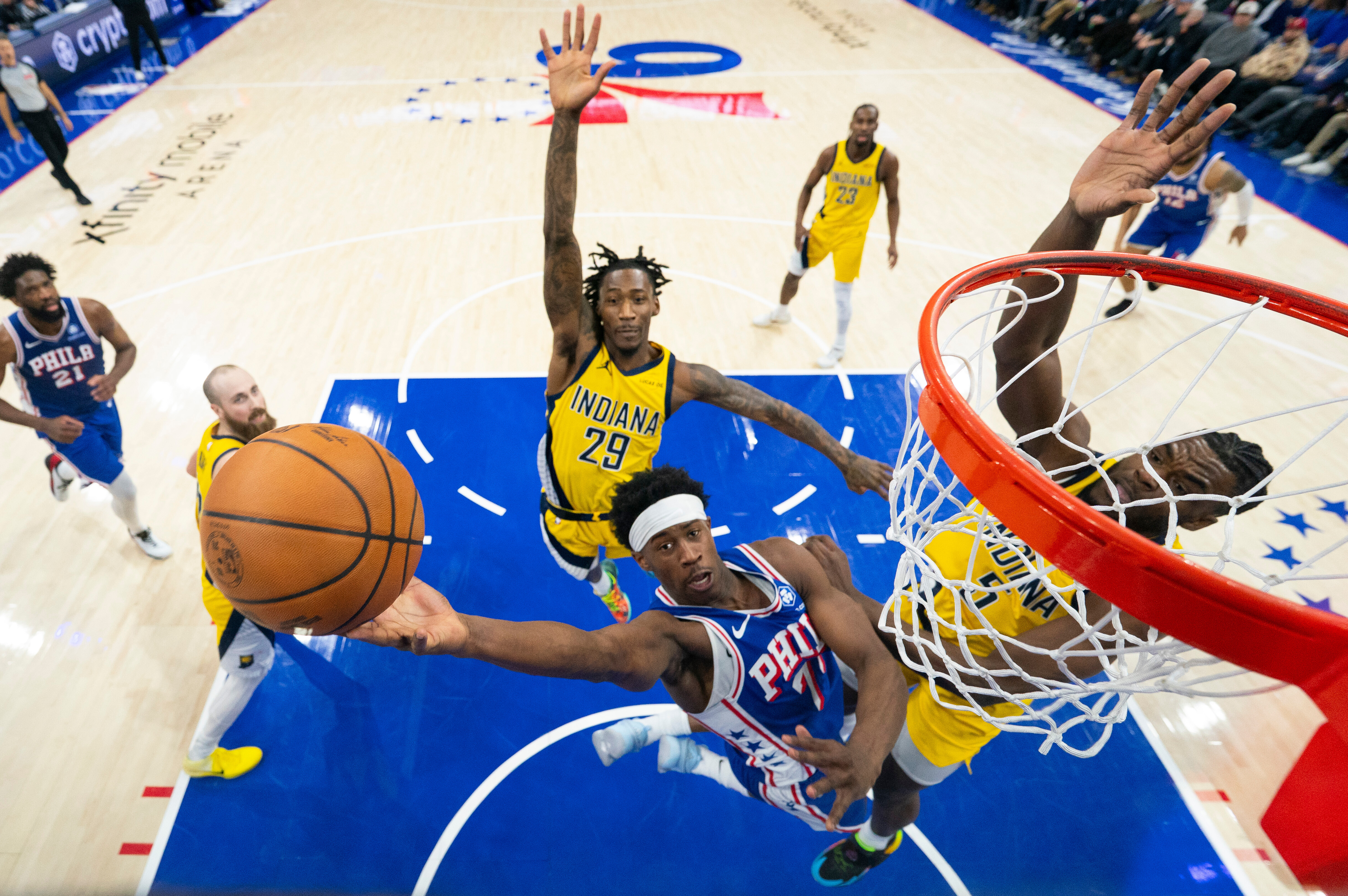 76ers' rookie V.J. Edgecombe rocks the rim and the crowd with ...