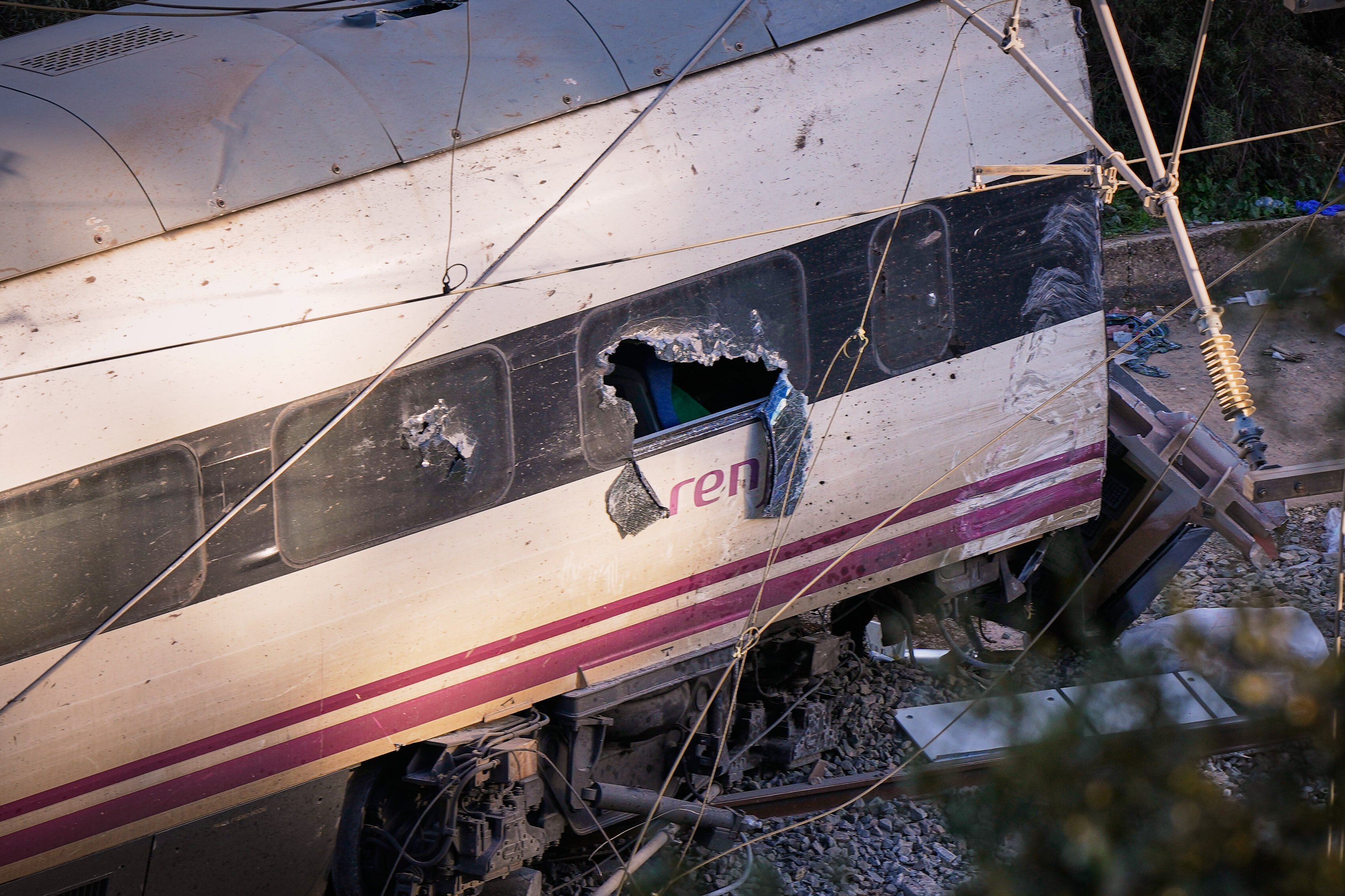 Spain begins 3 days of mourning for deadly train wreck while searchers ...