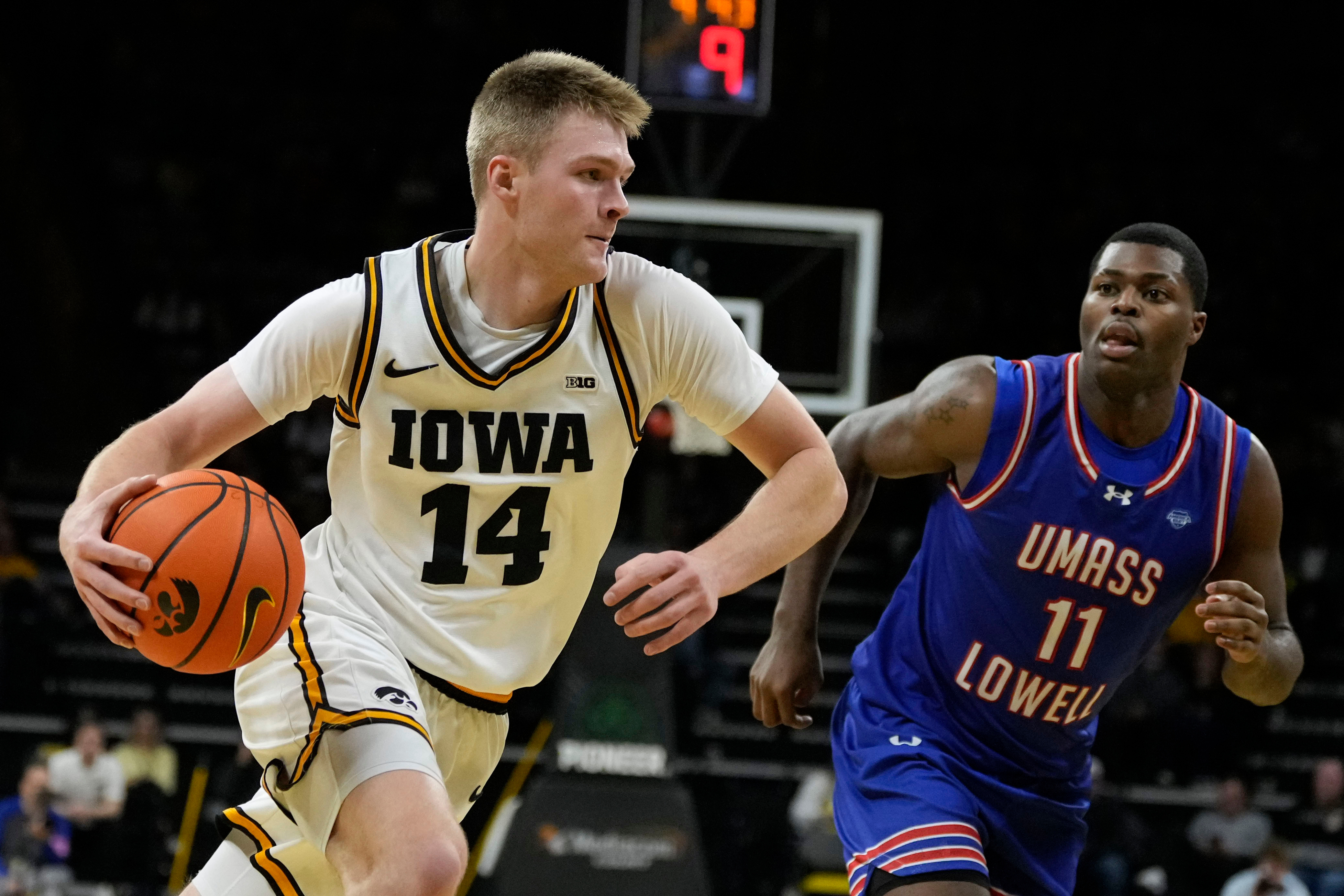 Stirtz scores 22 points to lead No. 25 Iowa over UMass Lowell, 90-62 ...