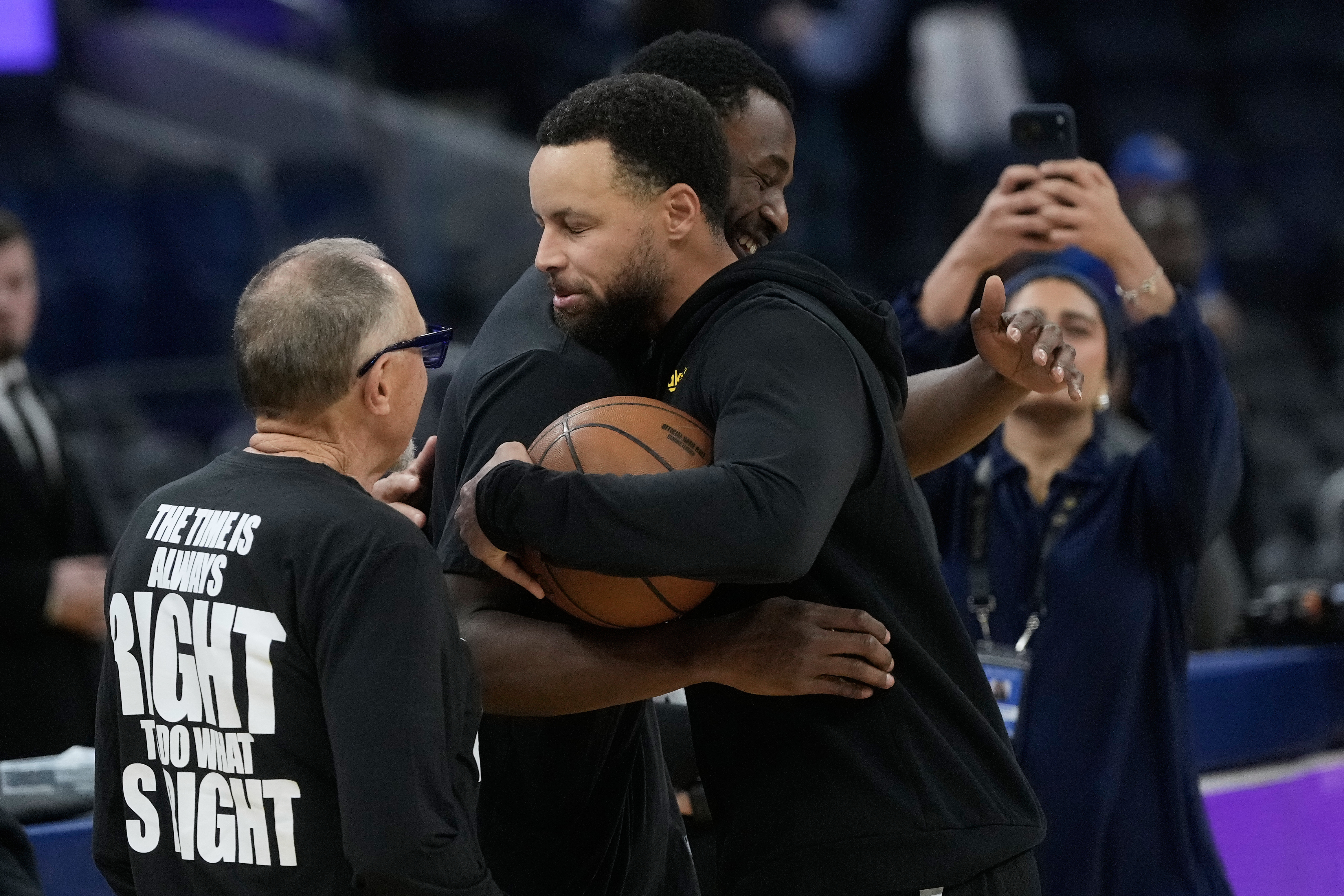 Andrew Wiggins receives warm welcome from Warriors in return to Chase ...