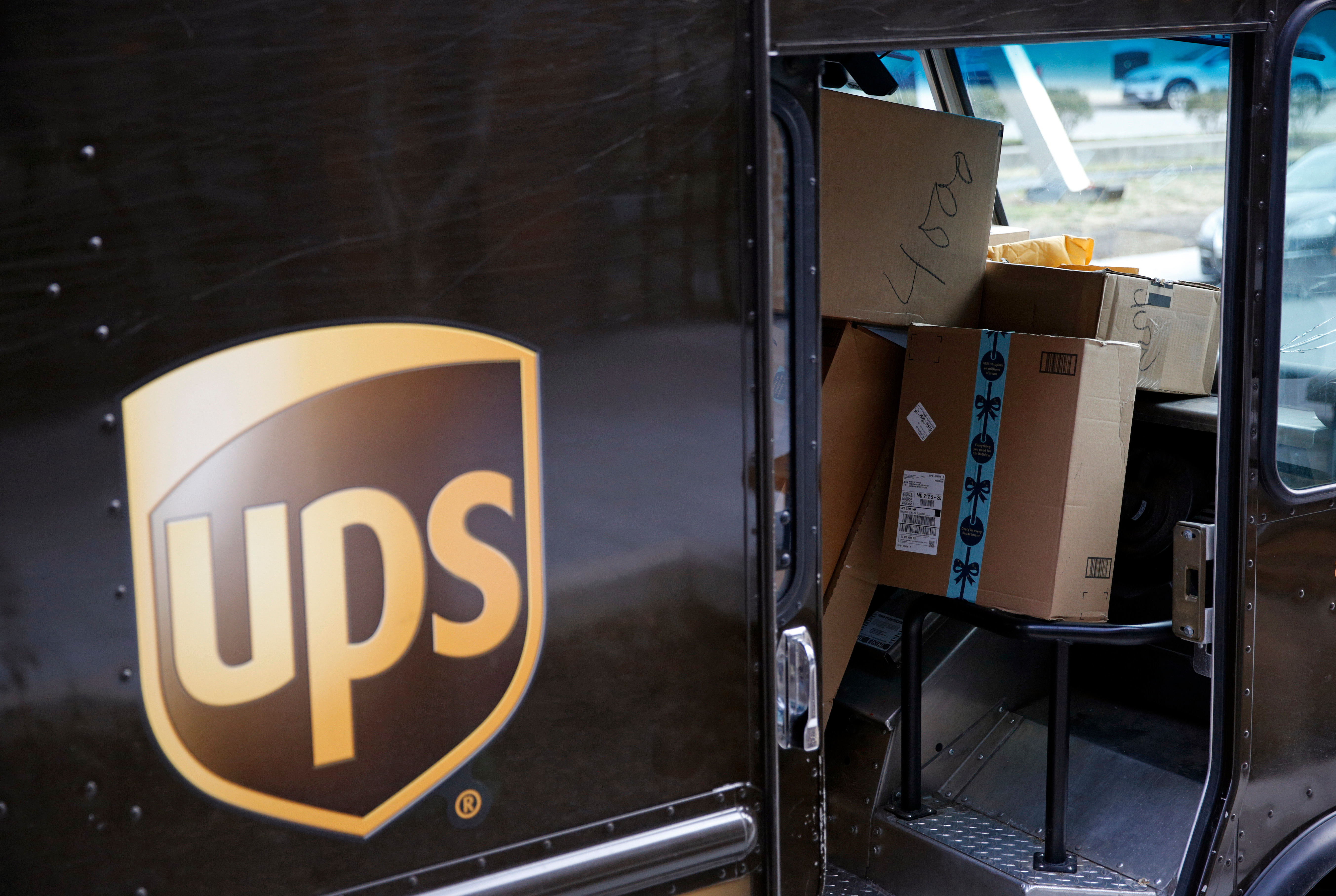 UPS looks to cut up to 30,000 jobs this year | kgw.com
