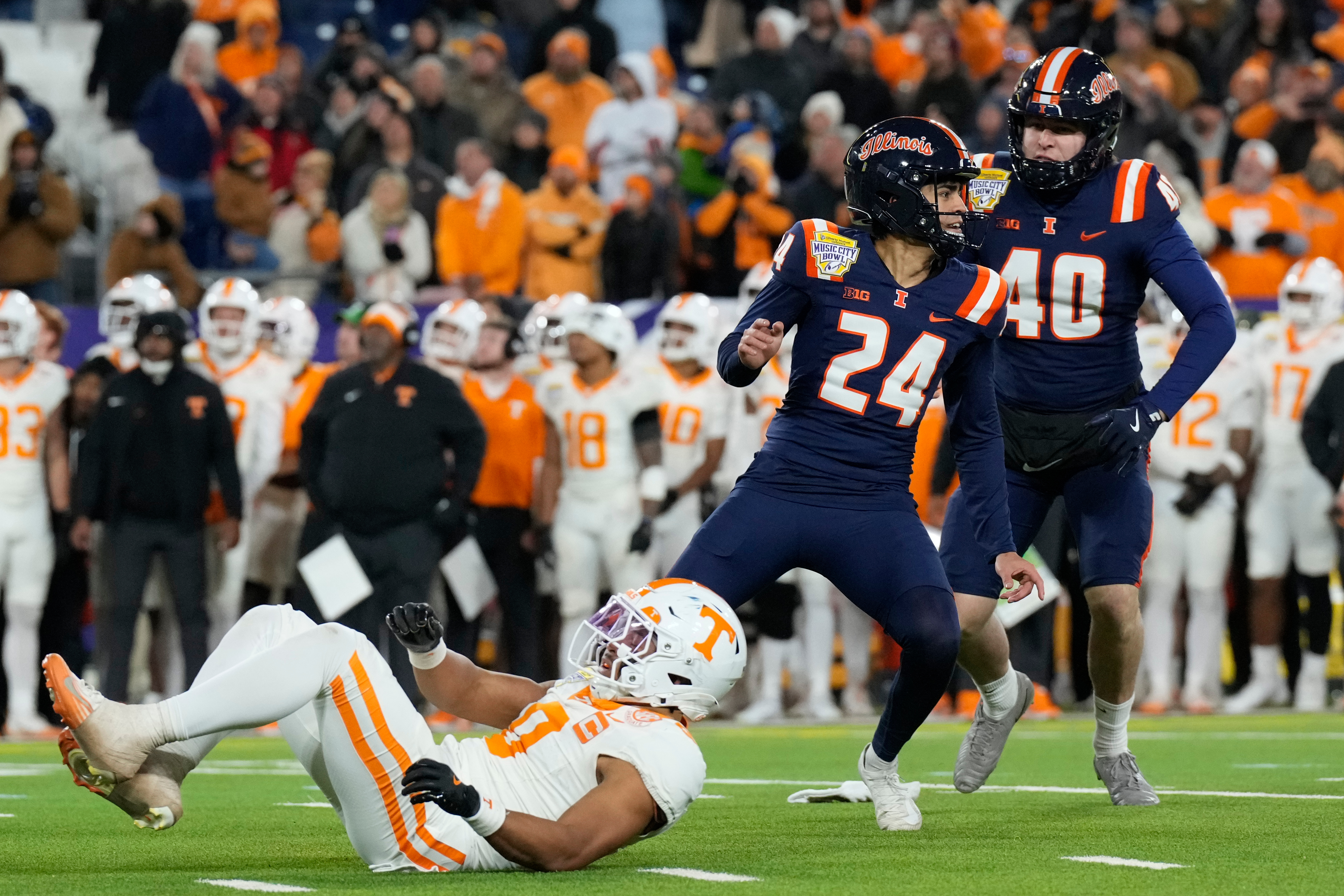 Altmeyer accounts for 2 TD, Olano kicks winner as Illinois beats ...