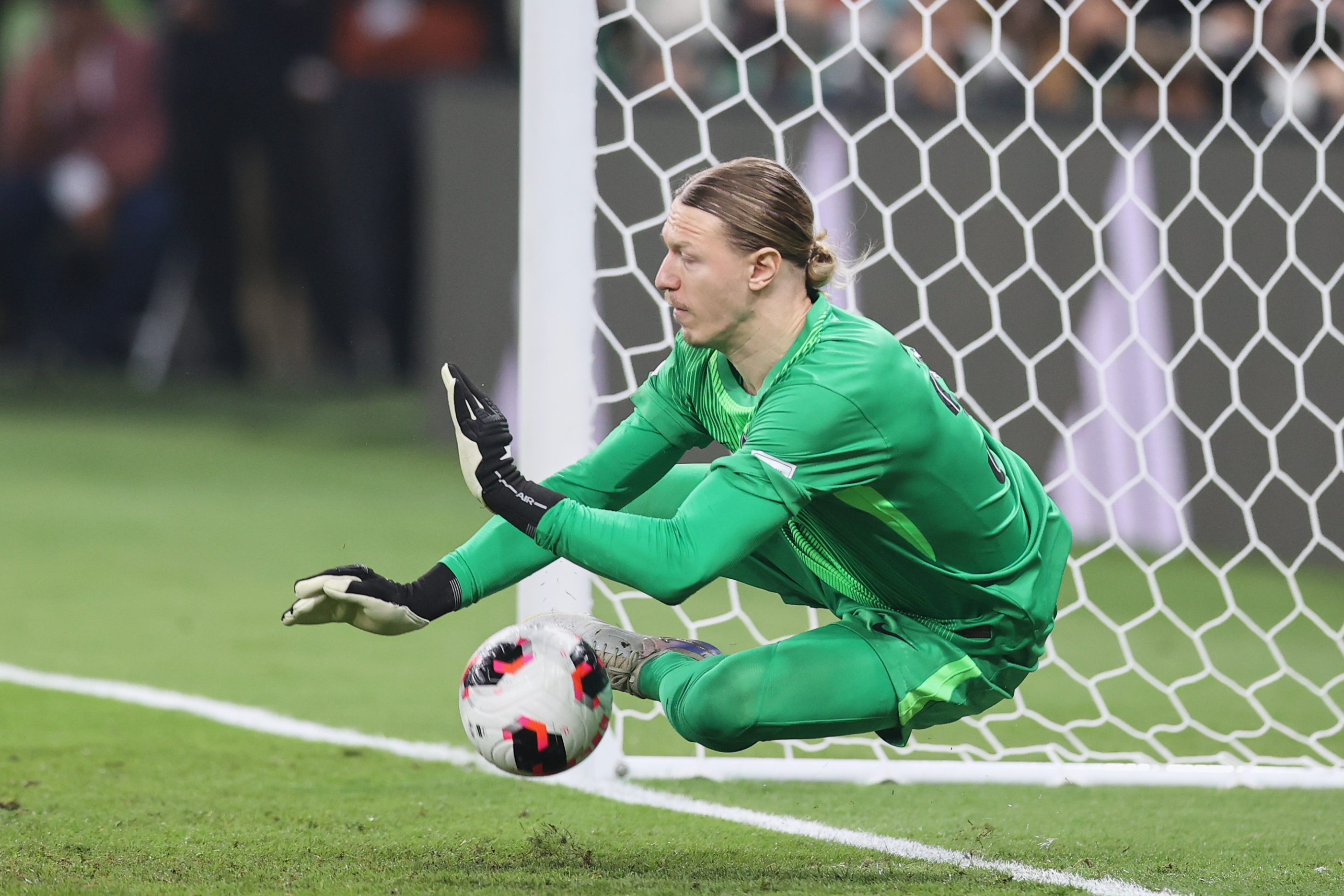 PSG goalkeeper Safonov has fractured hand after penalty shootout ...