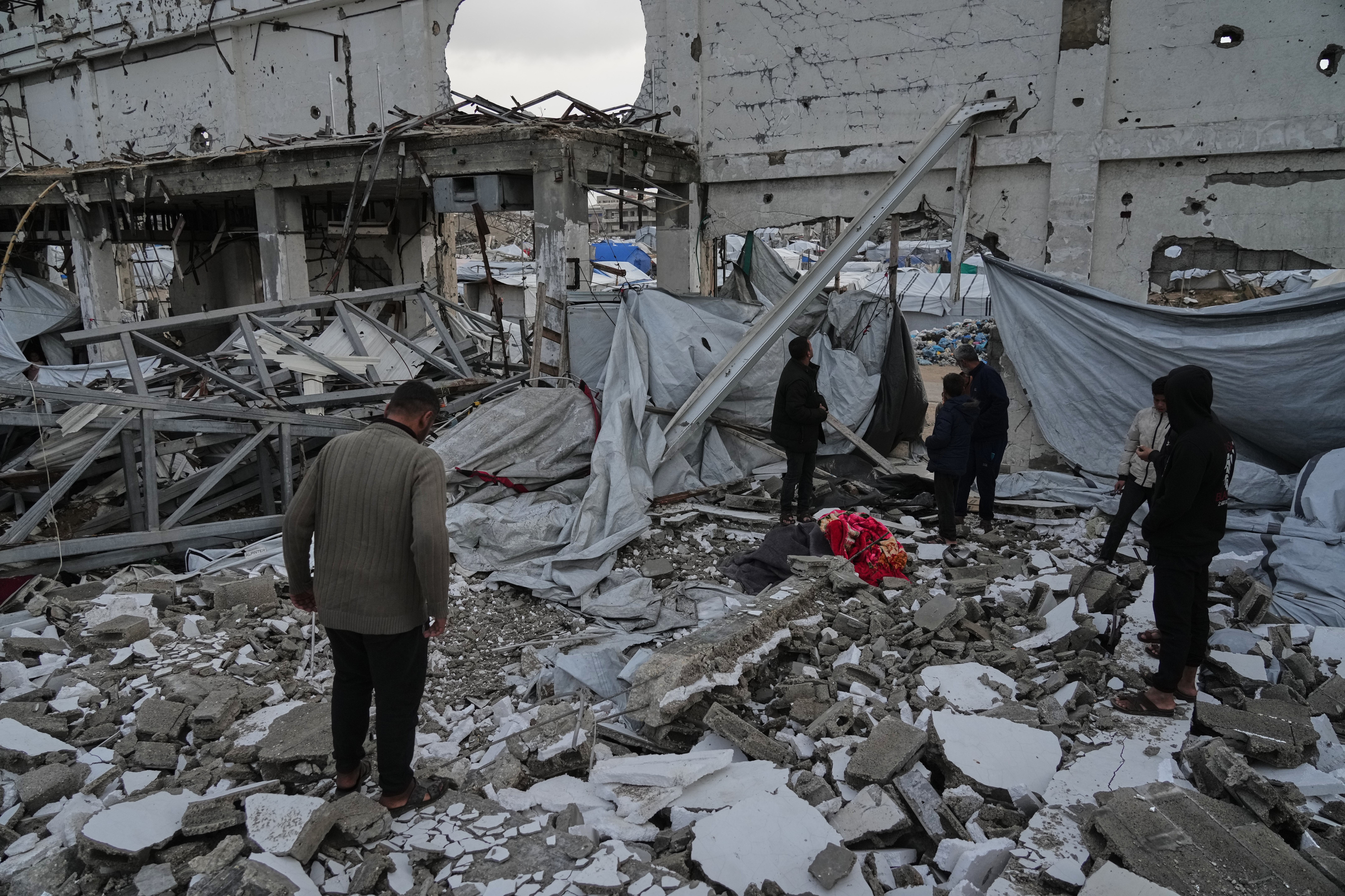 Howling winds send walls crashing down on Gaza tent camps, killing 4 ...