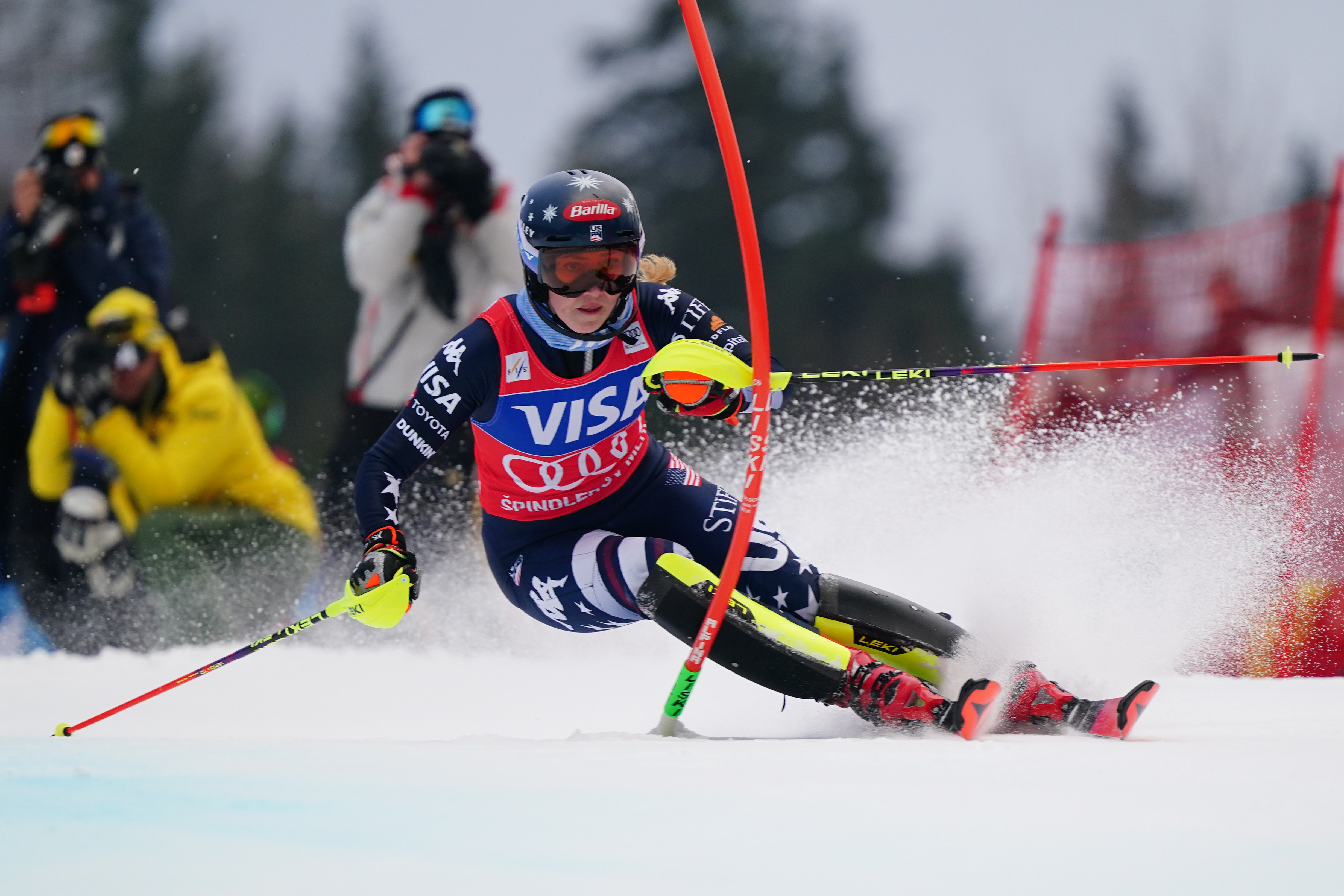 Mikaela Shiffrin dominates 1st run of slalom and closes in on record ...
