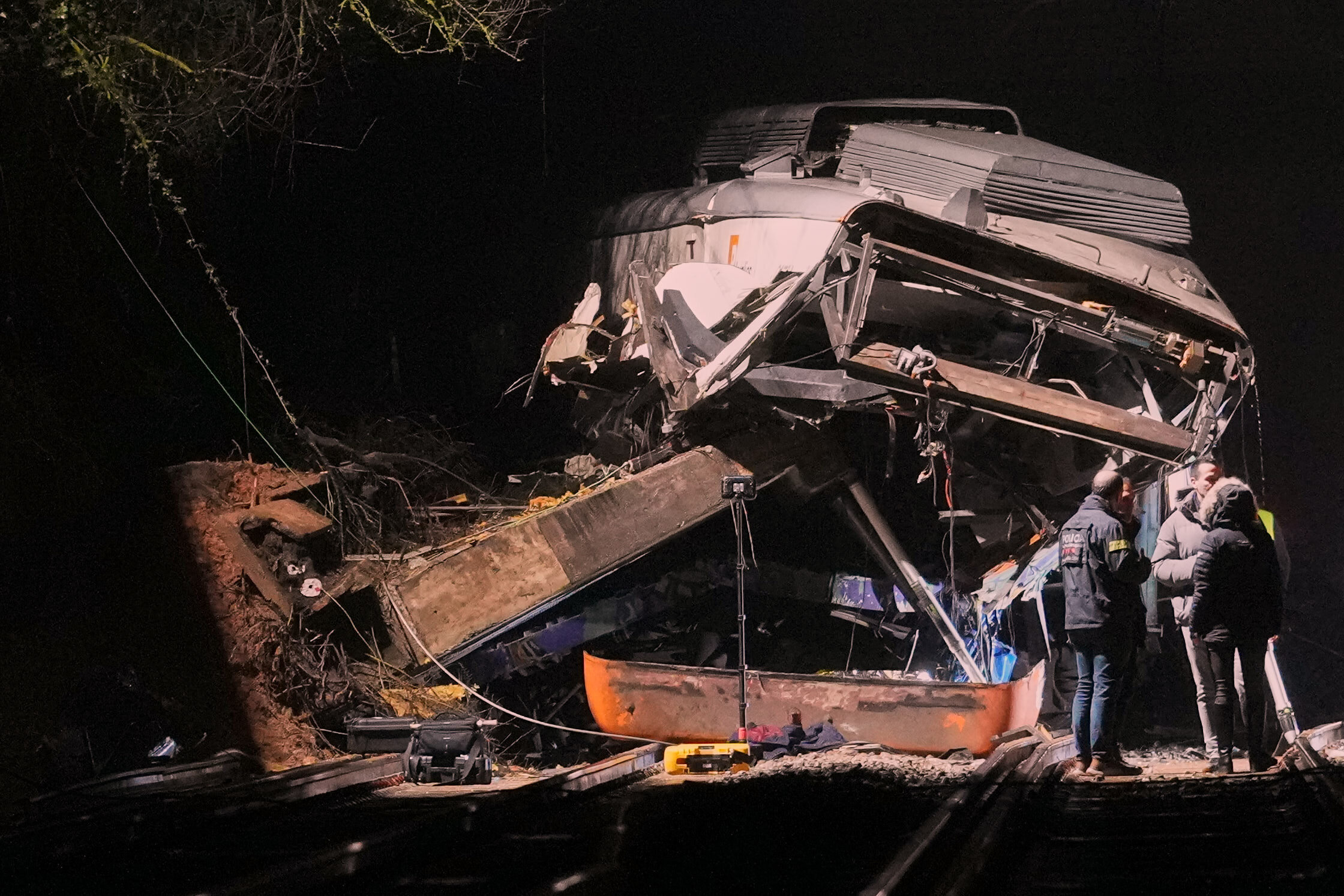 Spain begins 3 days of mourning for deadly train wreck while searchers ...