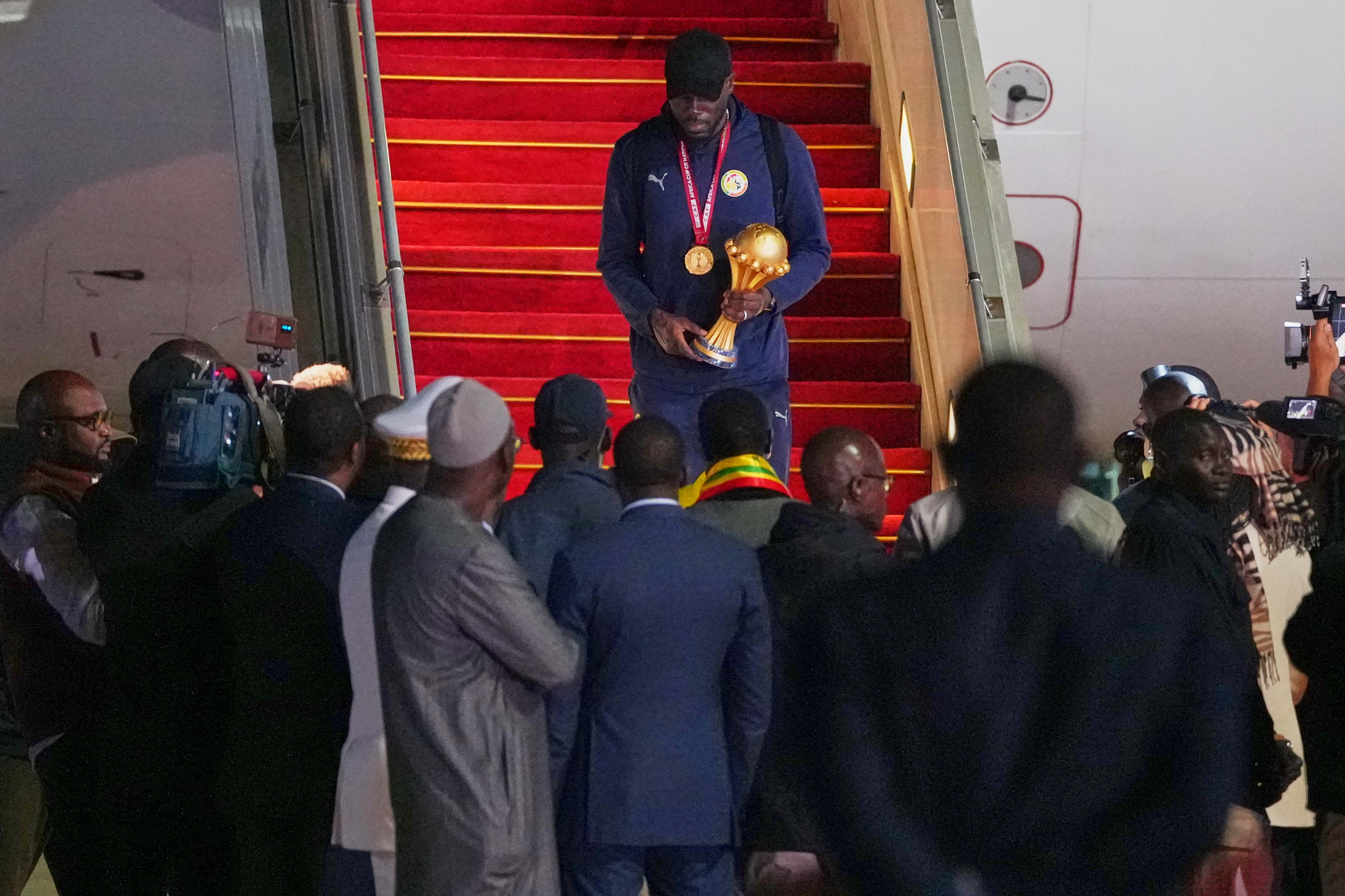 Senegal President greets team as triumphant players receive heroes ...